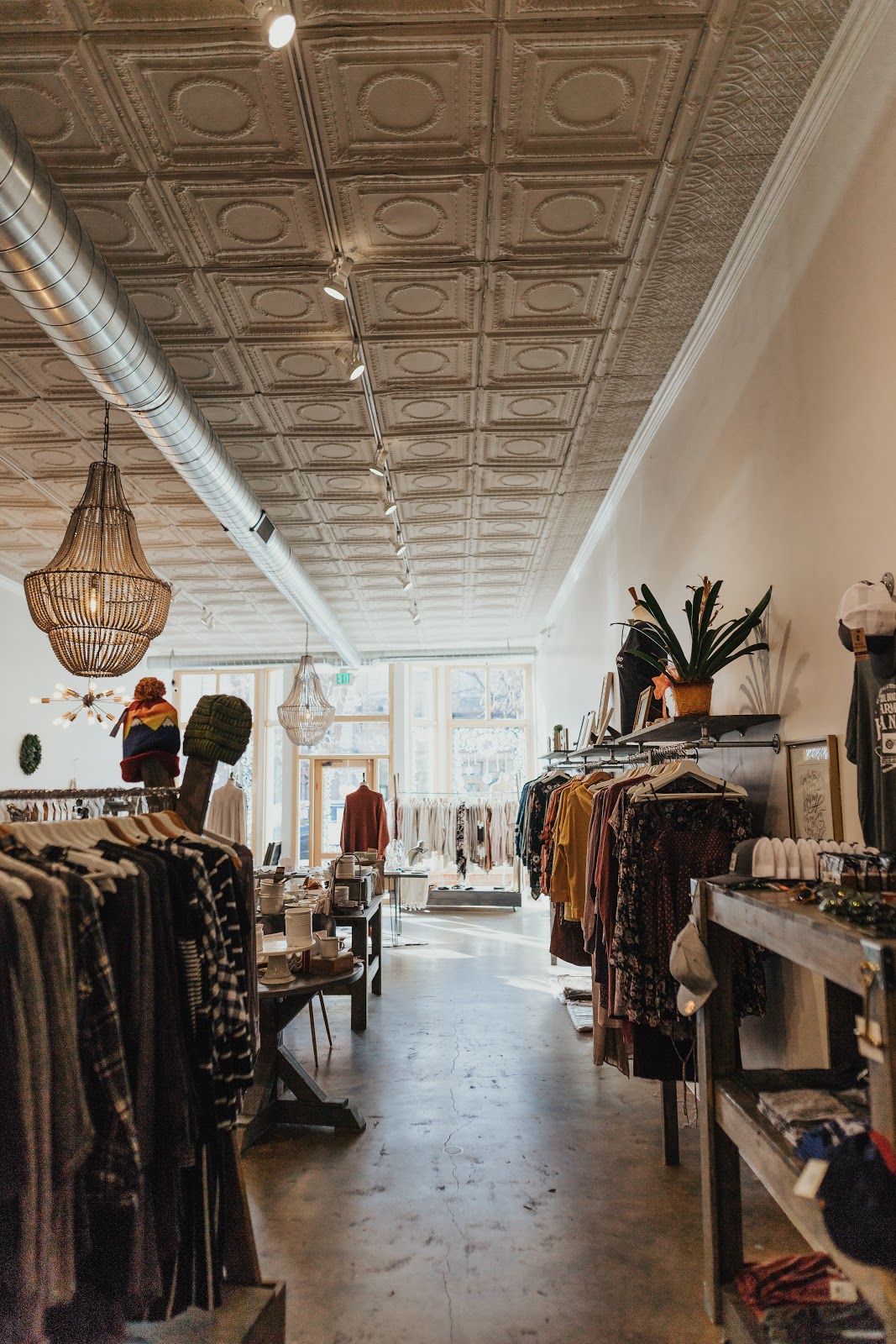 How I Started A $25K/Month Boutique That Sells Clothes, Home Goods